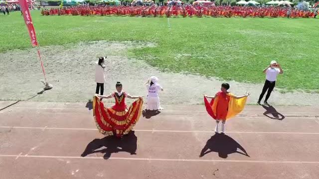 妞儿学校运动会的开场舞!气势恢宏!最后的造型是学校的校标