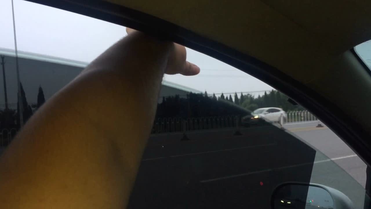 东风日产车型,可以设置玻璃一键升降功能.