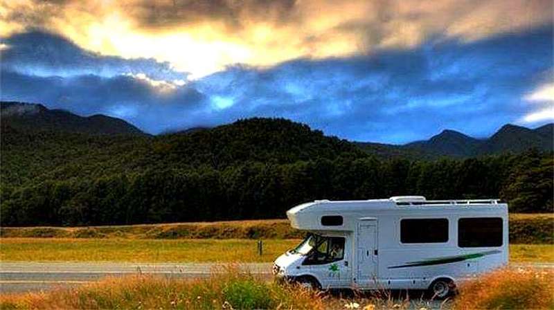 买车就买自动挡的房车,旅行房车难免走陡坡,自动挡不怕熄火!