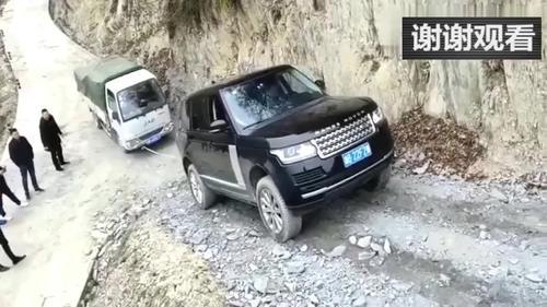 路虎大哥真是豁出去了,竟拉着货车上坡,这么任性