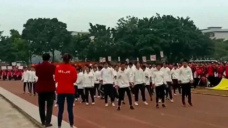 运动会开幕式表演 创意,同学们都太有创意,尤其是那个扮演雕的