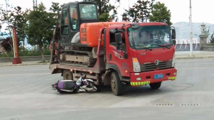 远离大货车,大车上面拉着挖土机拐弯与电动车相撞,看看人咋样?