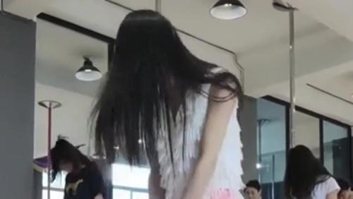 日常舞蹈教室训练,只是这个动作太吓人了,还以为是贞子呢!