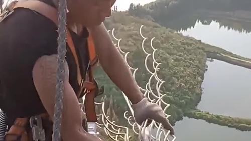 这种高空的工作太危险了,农民工脚滑差一点丢掉性命,好在有安全绳!