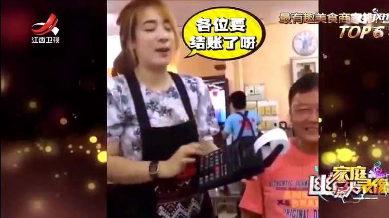 结账小姐姐打计算器的手速简直逆天了 忍不住模仿起来