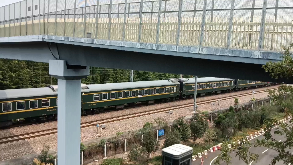 【金 色 传 说】HXD1D 0310牵引K352次列车(成都-上海南)通过嘉兴...