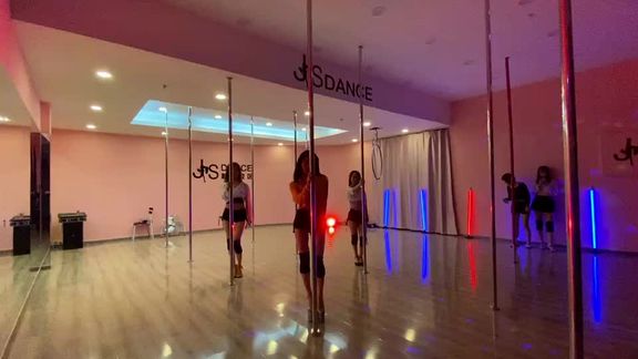 哇哟厉害,宝妈们都会跳钢管舞了#钢管舞