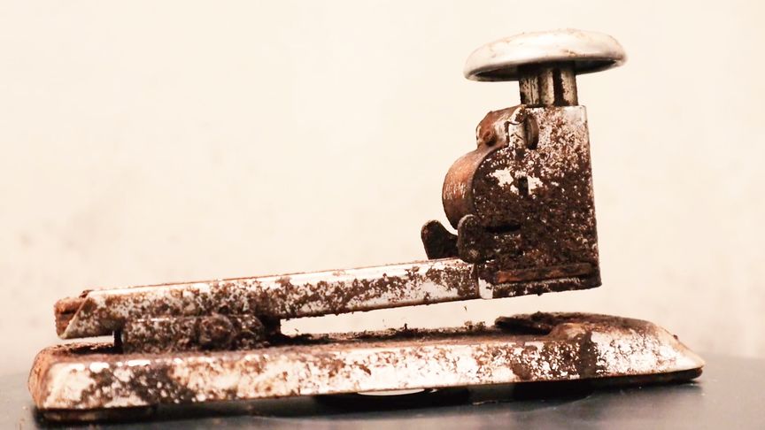 一款生锈腐蚀严重的老式订书机看看国外技术牛人怎样修复好的