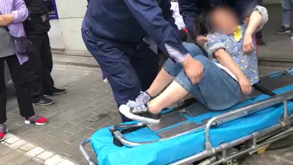 三女孩喝整夜酒一人醉瘫路边 医生:长得漂亮不收费