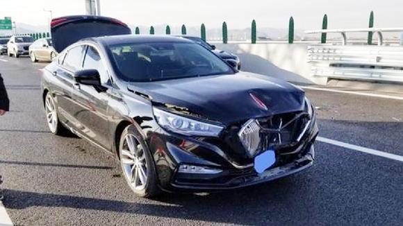 红旗H5撞上马自达,修了一个月,车主感叹:这安全性是真到位了