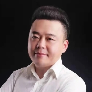 虎纠阿健 