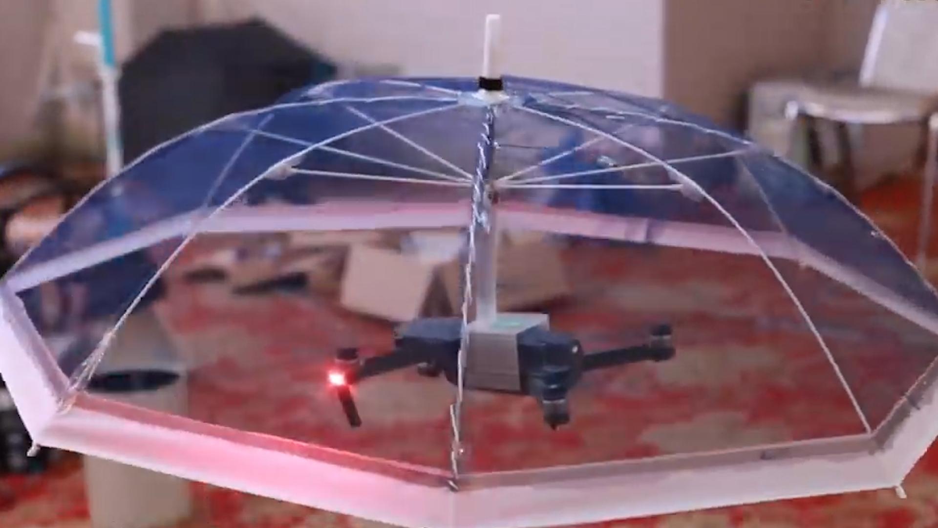 未来的雨伞什么样?不用手持会自动跟着你跑,什么原理?