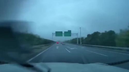 行车记录仪:大众的胆儿真肥,你还能下高速吗?