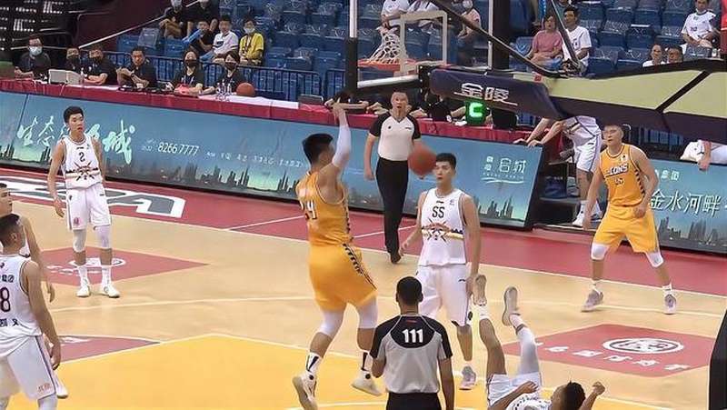 看CBA上咪咕 CBA夏联十佳扣篮:许钟豪转身劈扣秀翻对手!CBA夏季...