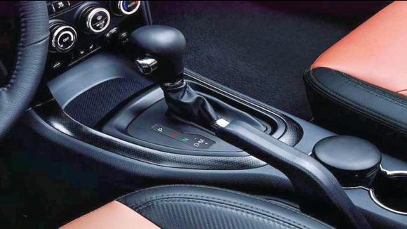 自动挡下坡时,怎样挂挡才正确?很多车主弄错了