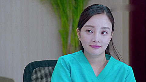 产科男医生:小小目不转睛盯着左右!左右害羞:人家有那么帅吗?