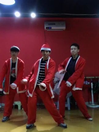 全网最火的舞蹈C哩C哩!圣诞老人祝大家平安夜快乐 给我们个双击评论...