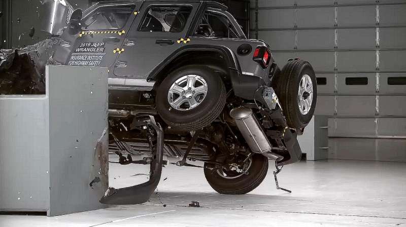 牧马人碰撞测试直接翻车,为什么硬派越野车碰撞成绩普遍偏低?