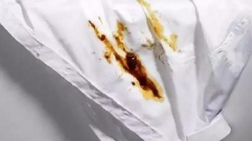衣服上的油污总洗不掉?教你一招,几秒钟自动去除,干净不留痕迹