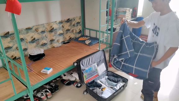 8人间的宿舍晚上听老鼠唱歌都听烦了,现在小伙终于可以搬宿舍了