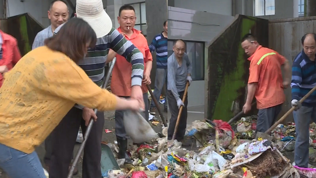 糊涂女子将2万元现金连同垃圾扔了,环卫工3小时翻10吨垃圾找回