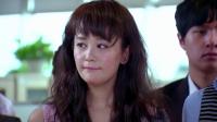 两大美女在公司打架,两人互相扯头发,总裁一来立马把她俩分开!