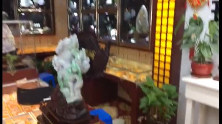 朋友30万抵押给过来的一块翡翠原石, 切开后竟然价值过亿!