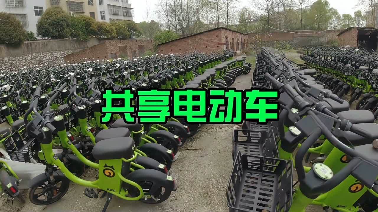 在一片菜地里,露天放着几百辆崭新的共享电动车,这个是什么情况