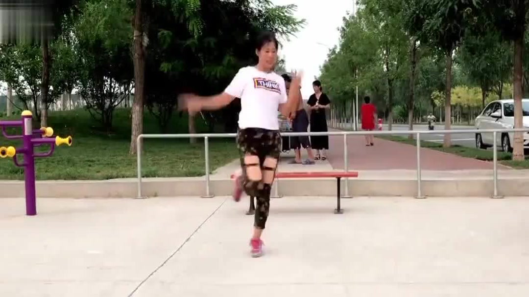 广场舞众人划桨开大船真是看不够