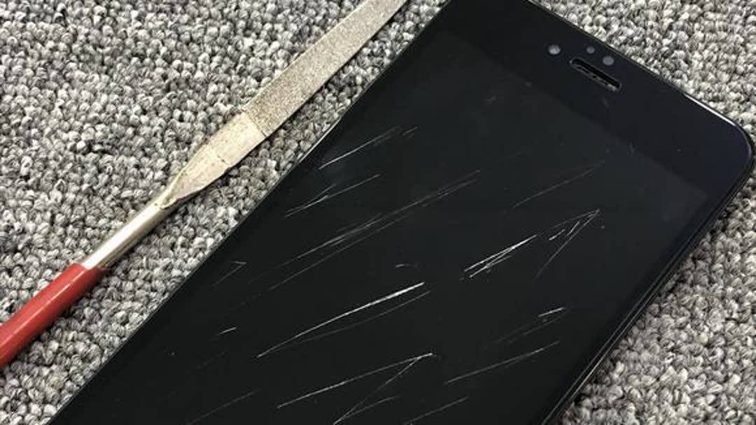 手机屏幕有刮痕,涂点花生油,刮痕全部消失