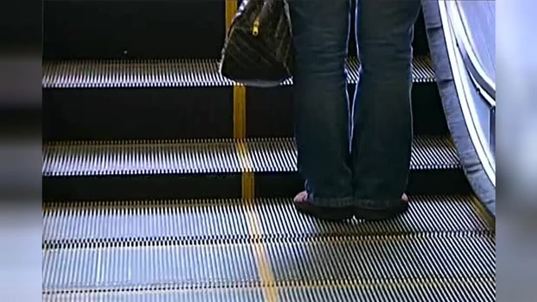 少儿安全教育 第4集 乘坐自动扶梯