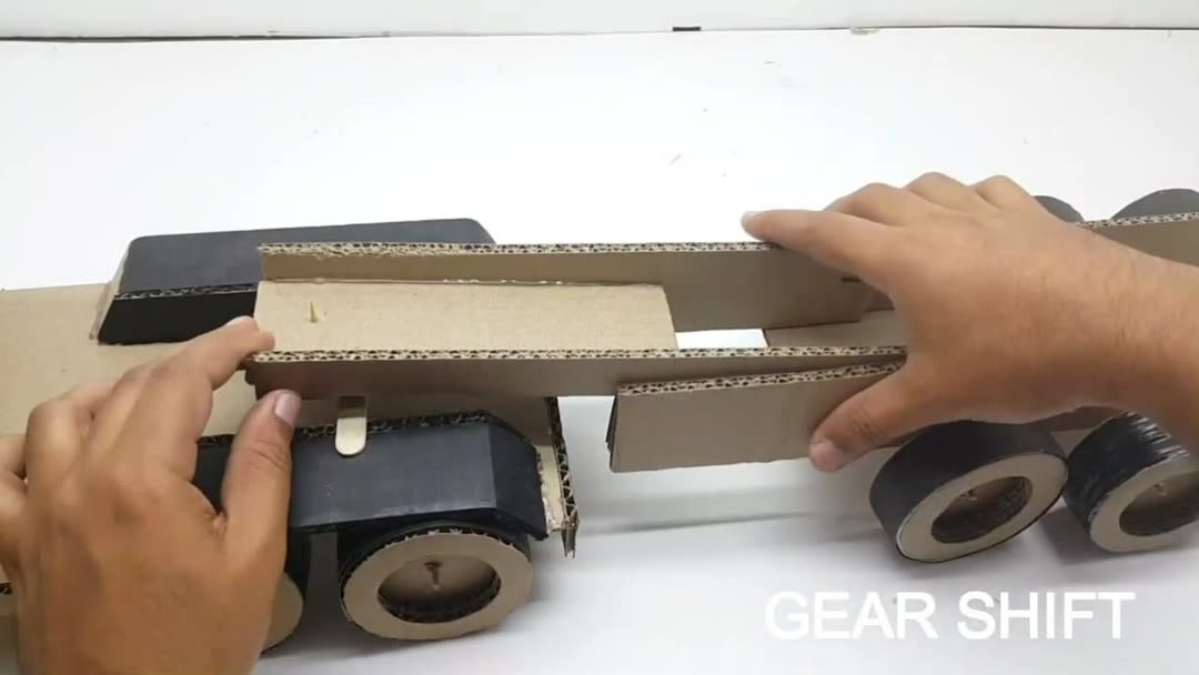 纸壳制作模型卡车,看样子还真霸气,感觉质量还是杠杠的