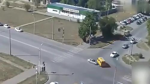 监控:十字路口处邮件车刚要转弯,就拍下他措手不及的画面!