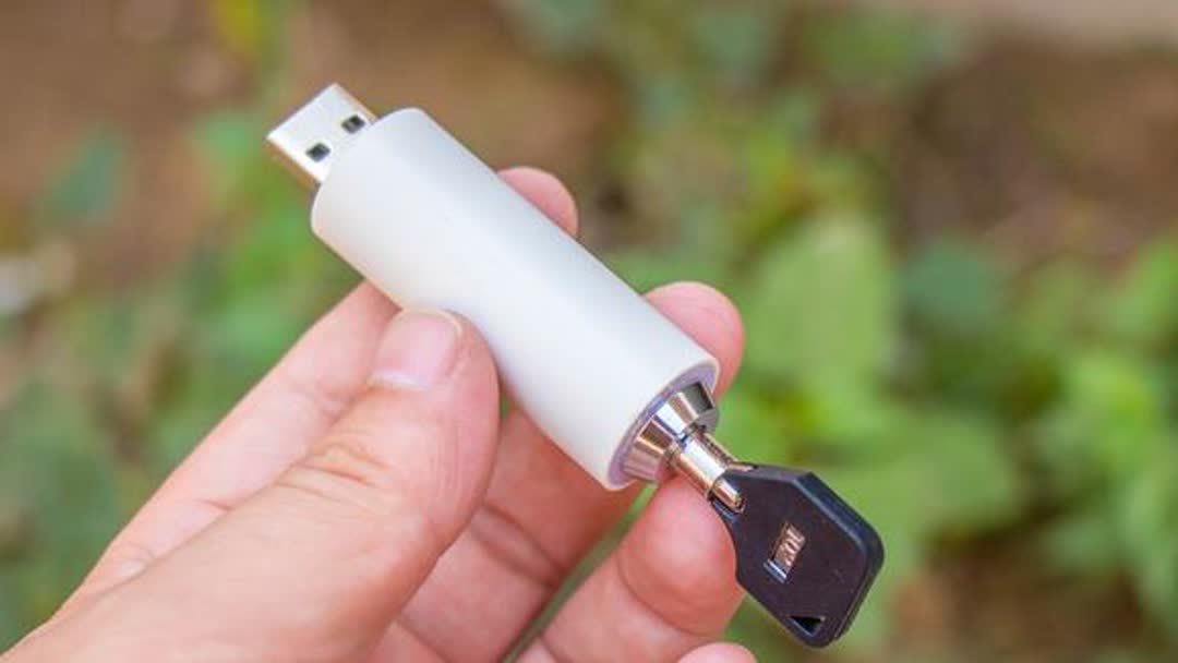 可以插钥匙的U盘? 自制机械加密U盘