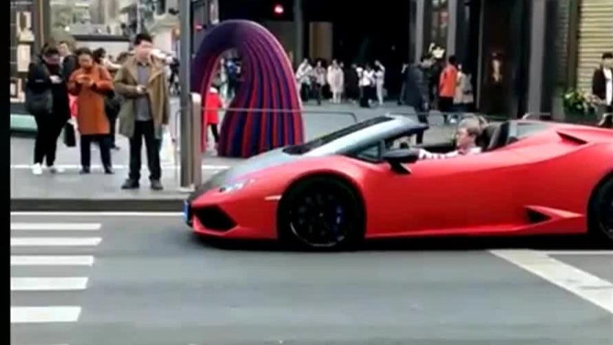 不管你多丑,只要开着敞篷跑车,你都会成为焦点!