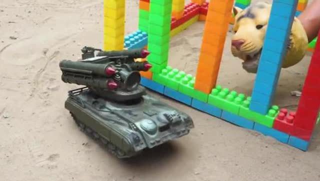 擎天柱大卡车vs坦克vs麦昆汽车玩具模型!