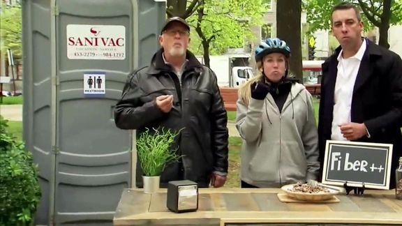 街头恶搞 试吃街头美食后 忍不住集体拉稀