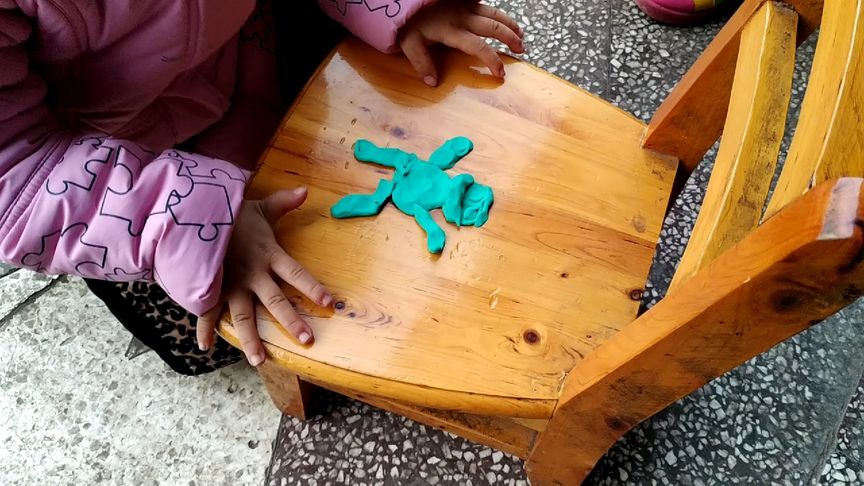 5岁小姐姐做了一个橡皮泥人,还说是男孩子!