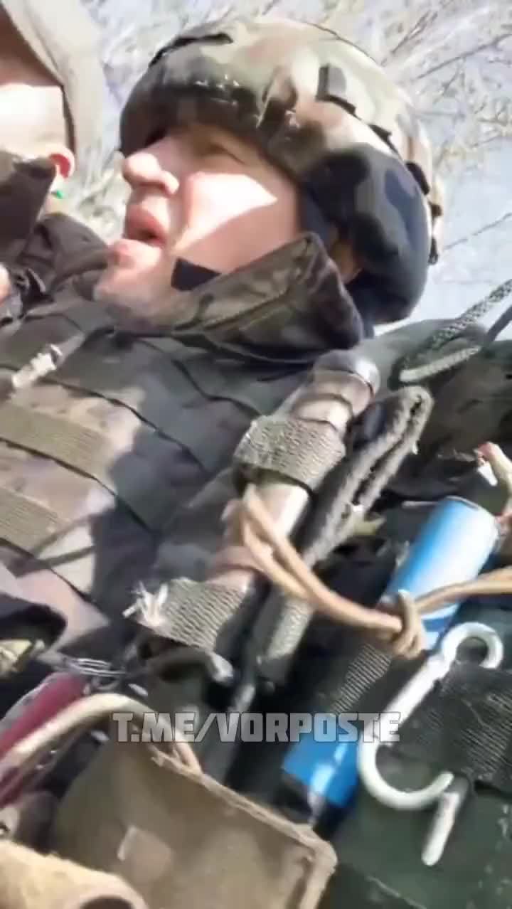 战争实录 乌克兰士兵疏散一名受伤的战友