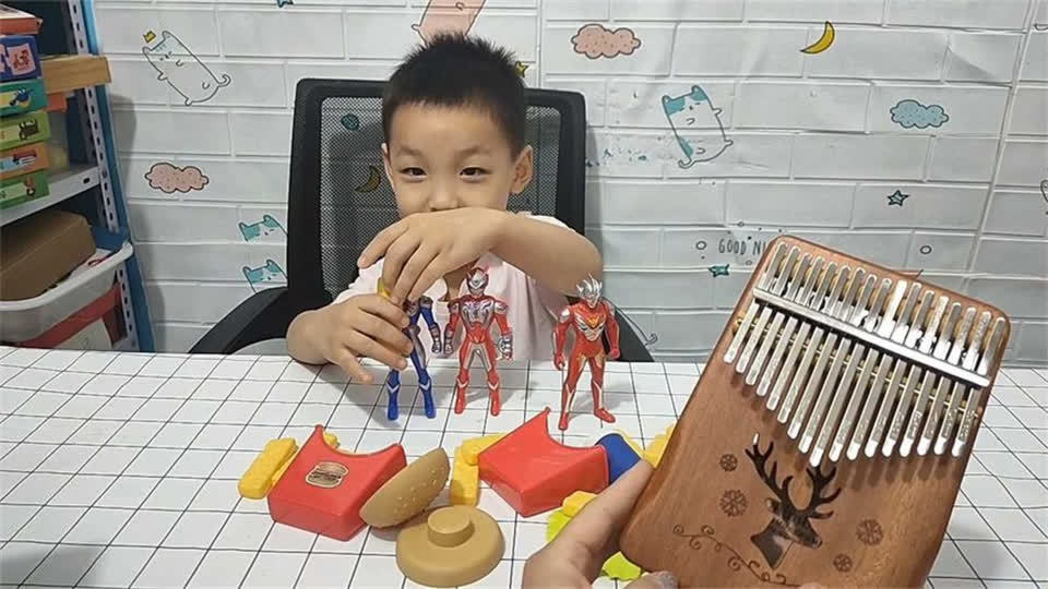 叮叮和妈妈做汉堡大餐弹奏生日快乐歌!