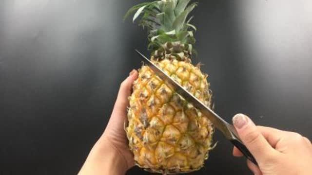 切凤梨只要学会这个技巧,方法简单又美观,看完涨知识,超实用