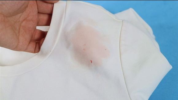 衣服染上西瓜汁怎么办?1个小方法轻松洗干净,省时又省力,实用