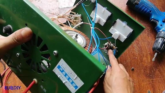 汽车无极双向快速充电机无输出故障!打开一看就发现故障所在