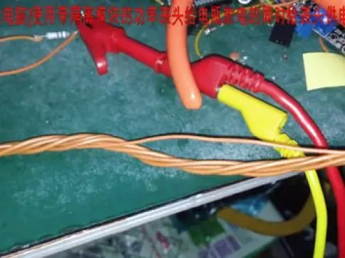 [小龙电脑]通过给表头加隔离模块测量12V电源的同时给表头供电