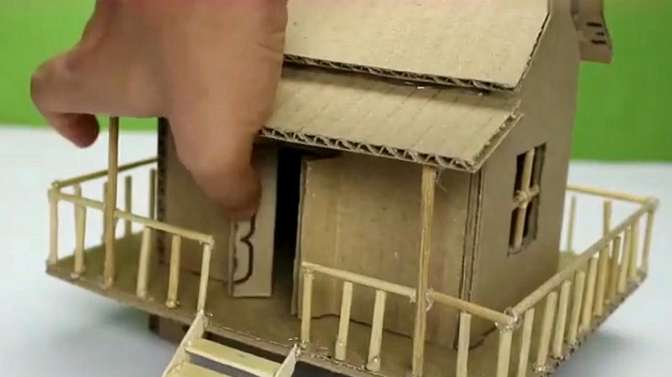 幼儿园简单有创意的手工DIY，用废旧纸板和木棍，给洋娃娃盖房子