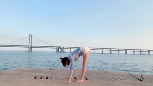 谁说的腿长弯腰就够不着地?实践是检验真理的唯一标准。