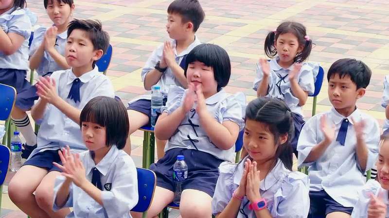学校总结大会,老师刚刚欢迎校长出场就发生这事,把小学生笑坏了