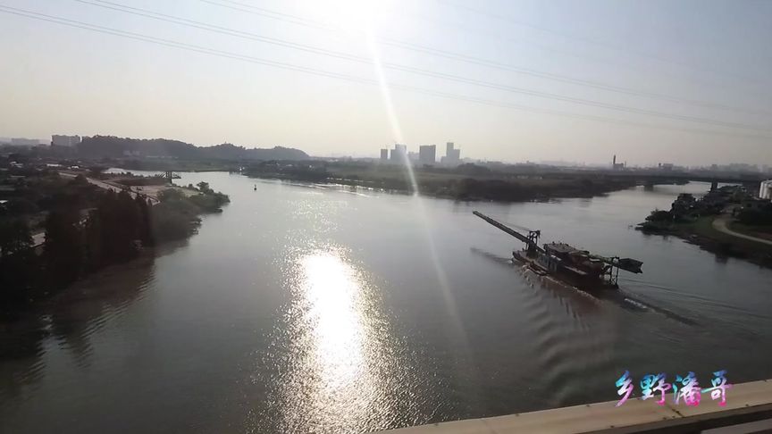 放假回家了,高铁上偶遇老外同座,车窗外景色让人忘返!