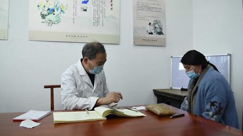 山东女患者,不明原因腿疼了5、6年,仔细辩证,原来是膝眼不齐了