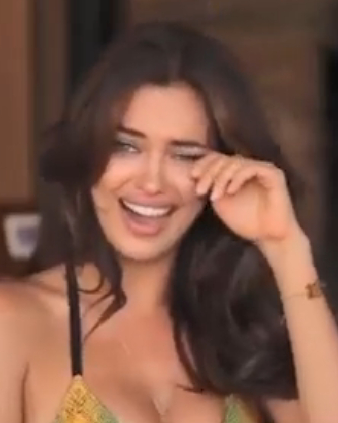 【伊莲娜:C罗交往期间劈腿】据意媒报道,C罗前女友伊莲娜日前在谈到...